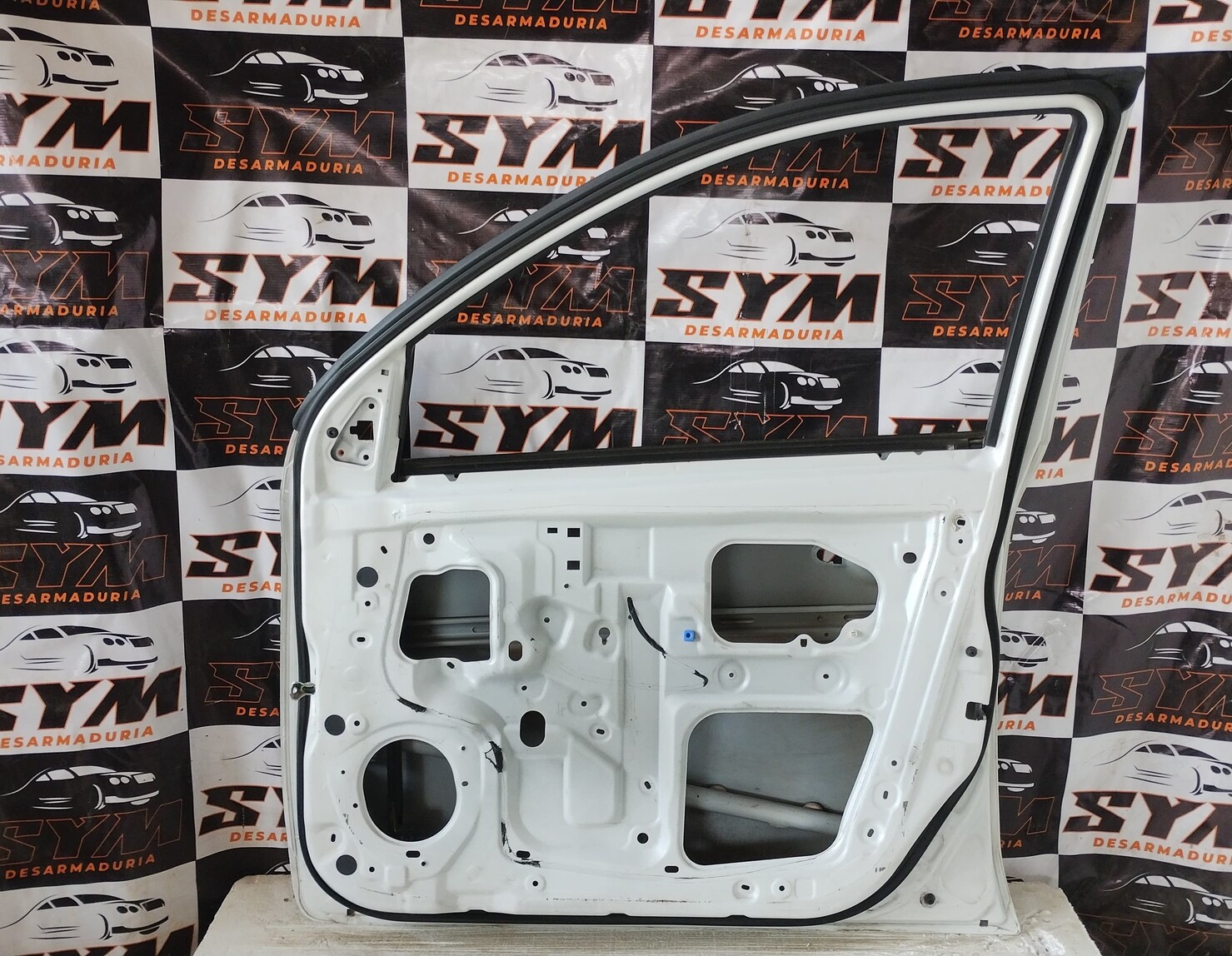 Puerta Delantera Derecha Nissan March - Desarmaduría SYM